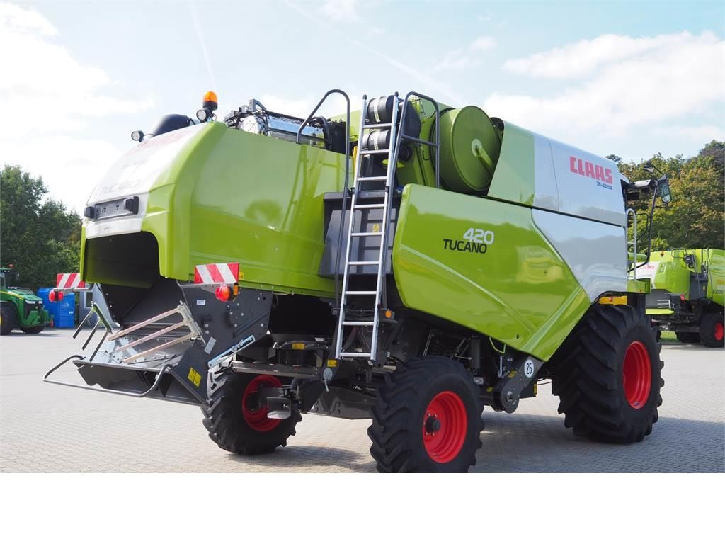 Combina Agricultura Claas Tucano 420 + V500 de vanzare 396200 UTILBEN