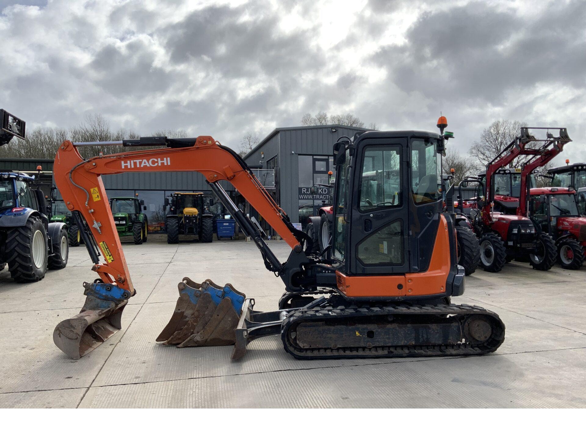 Miniexcavator Hitachi zaxis 55u-5a de vanzare 411301 UTILBEN